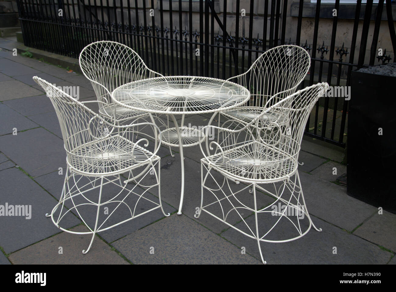 Set de 4 table et chaises en fer forgé Photo Stock - Alamy
