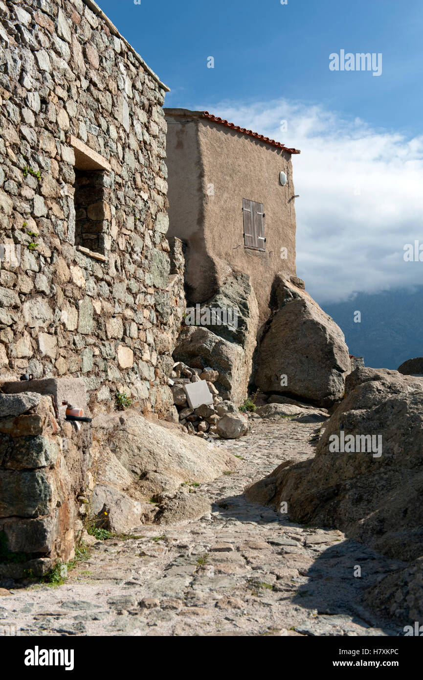 Maison construite en roche Banque de photographies et d’images à haute ...