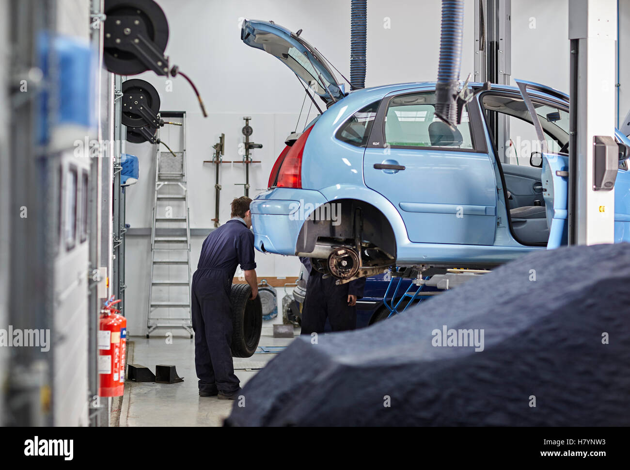 Roue de pneu de voiture Banque de photographies et d’images à haute ...