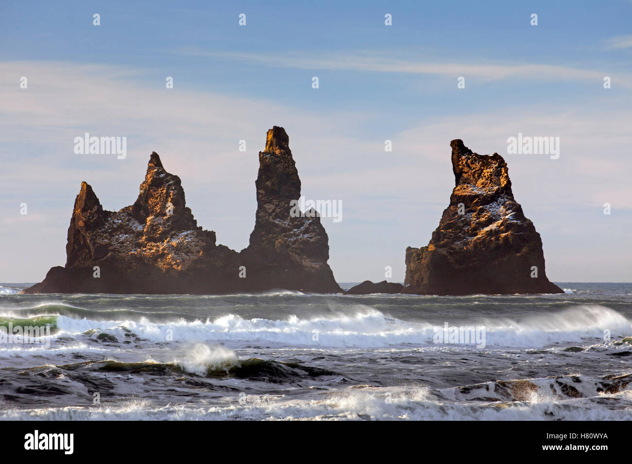 Reynisdrangar stacks de la mer Banque de photographies et d’images à ...