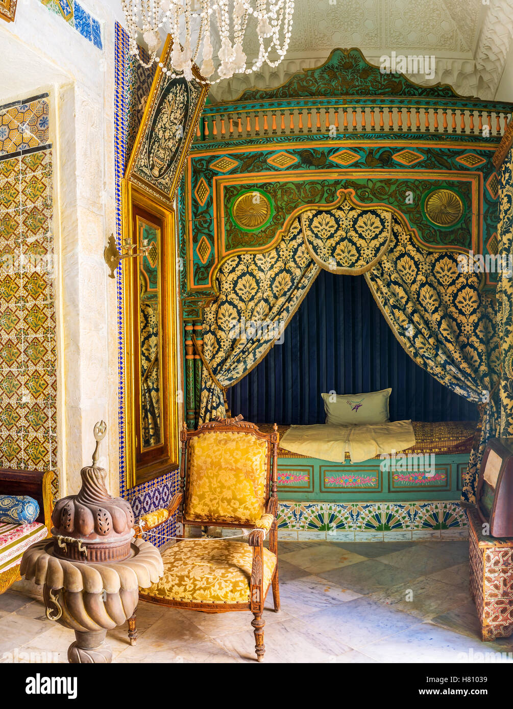 La chambre panoramique à Dar Essid mansion avec lit médiéval préservé ...