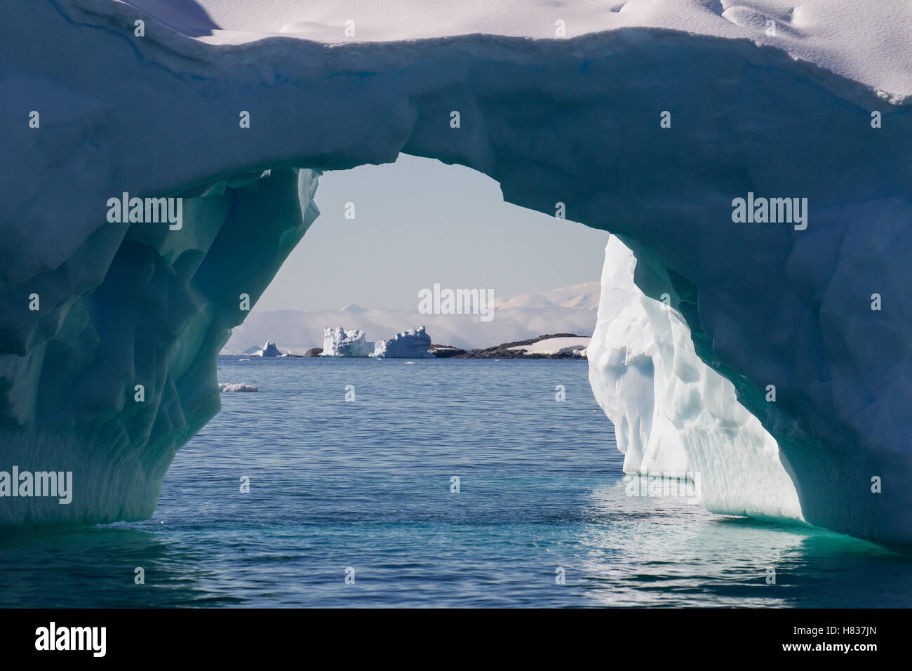 Arche naturelle dans le détroit de Gerlache, iceberg, Péninsule ...