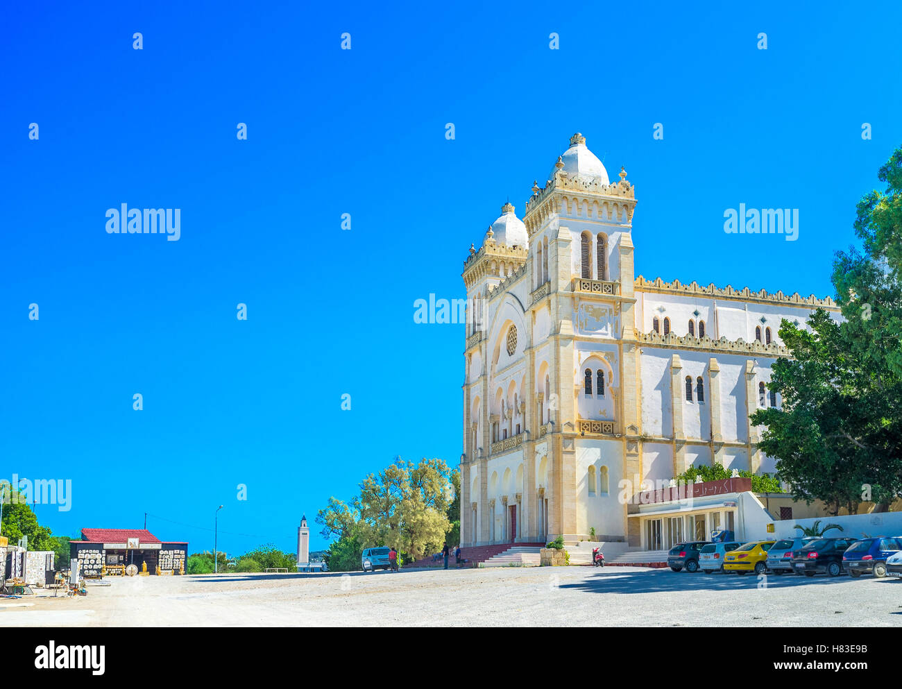 L'ancienne cathédrale catholique à côté de l'entrée au musée de ...