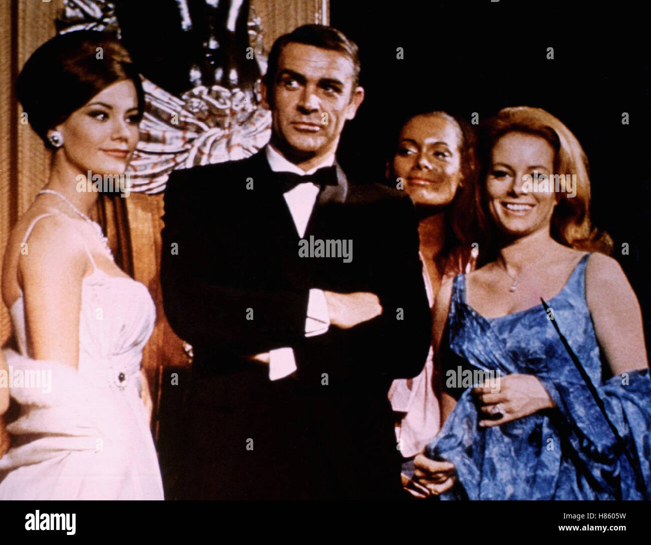 Luciana Paluzzi Bond Banque d'image et photos - Alamy
