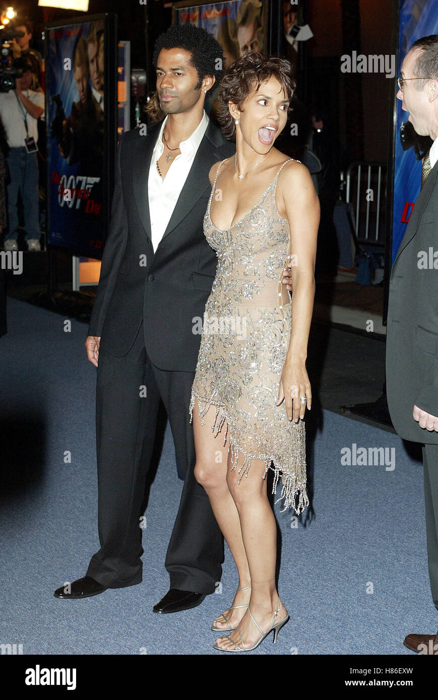Die another day halle berry 2002 Banque de photographies et d’images à ...