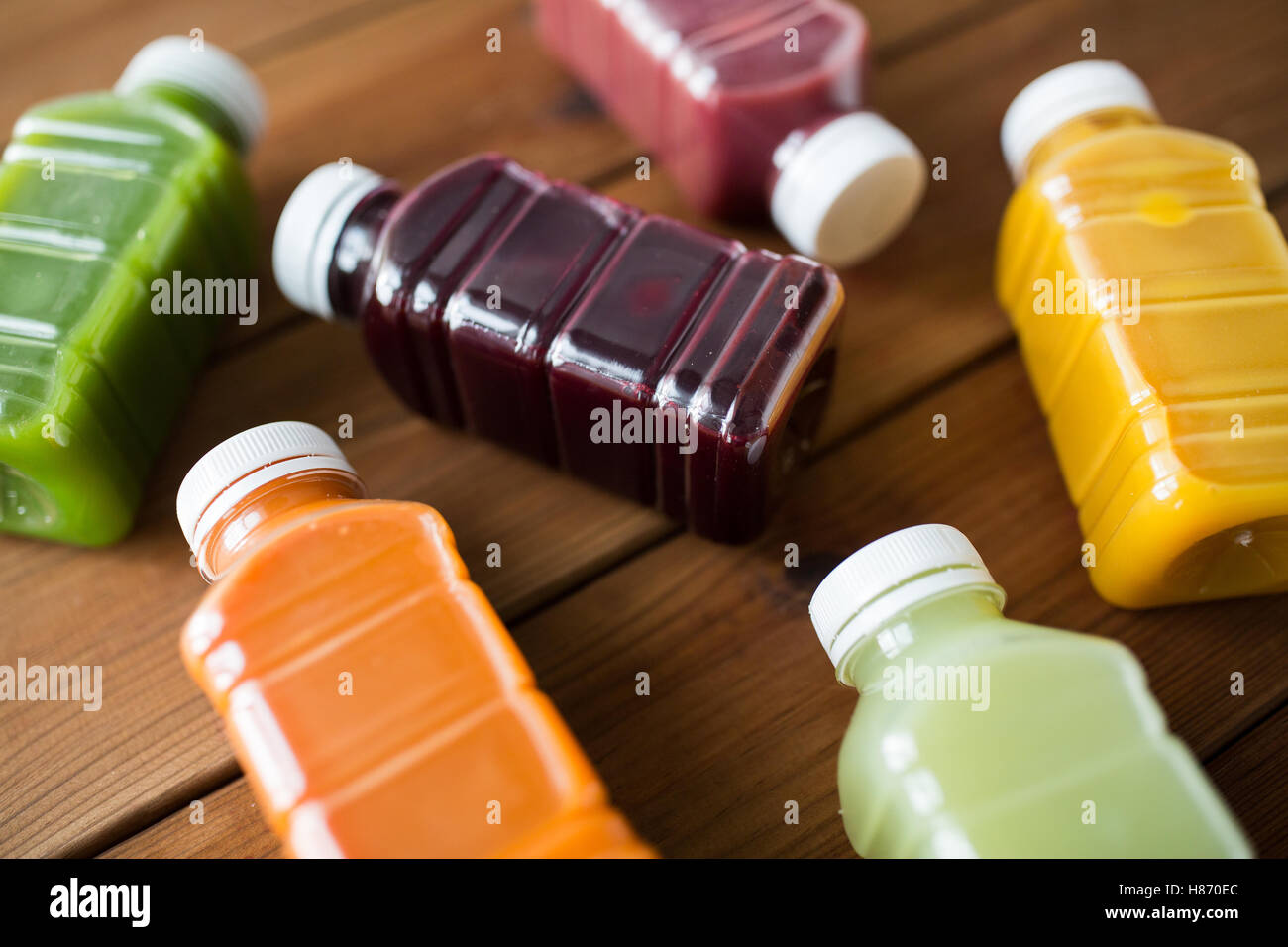 Bouteilles avec différents jus de fruits ou de légumes Photo Stock - Alamy