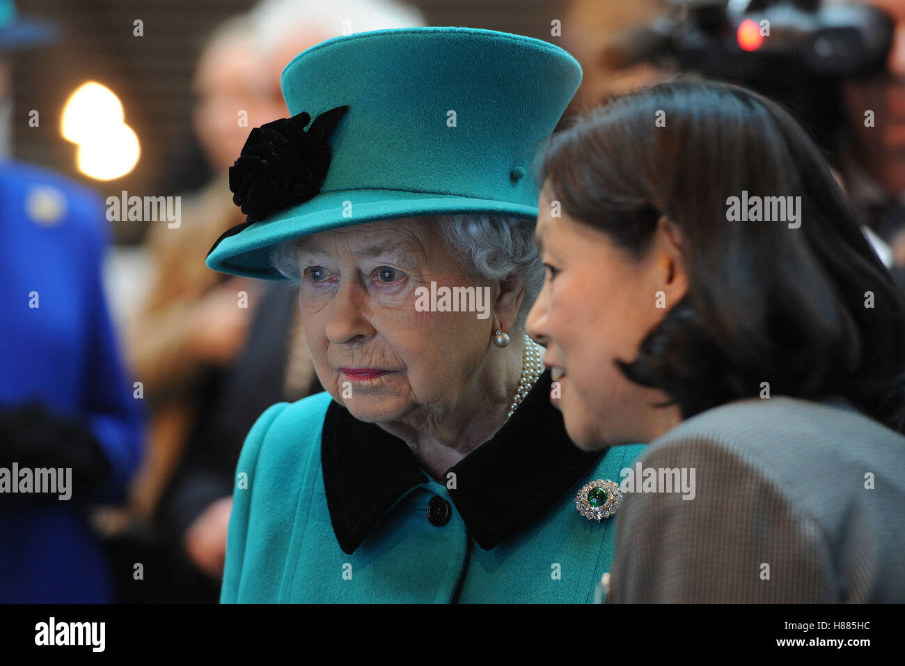 La reine Elizabeth II, un écran au cours d'une visite à la Francis ...