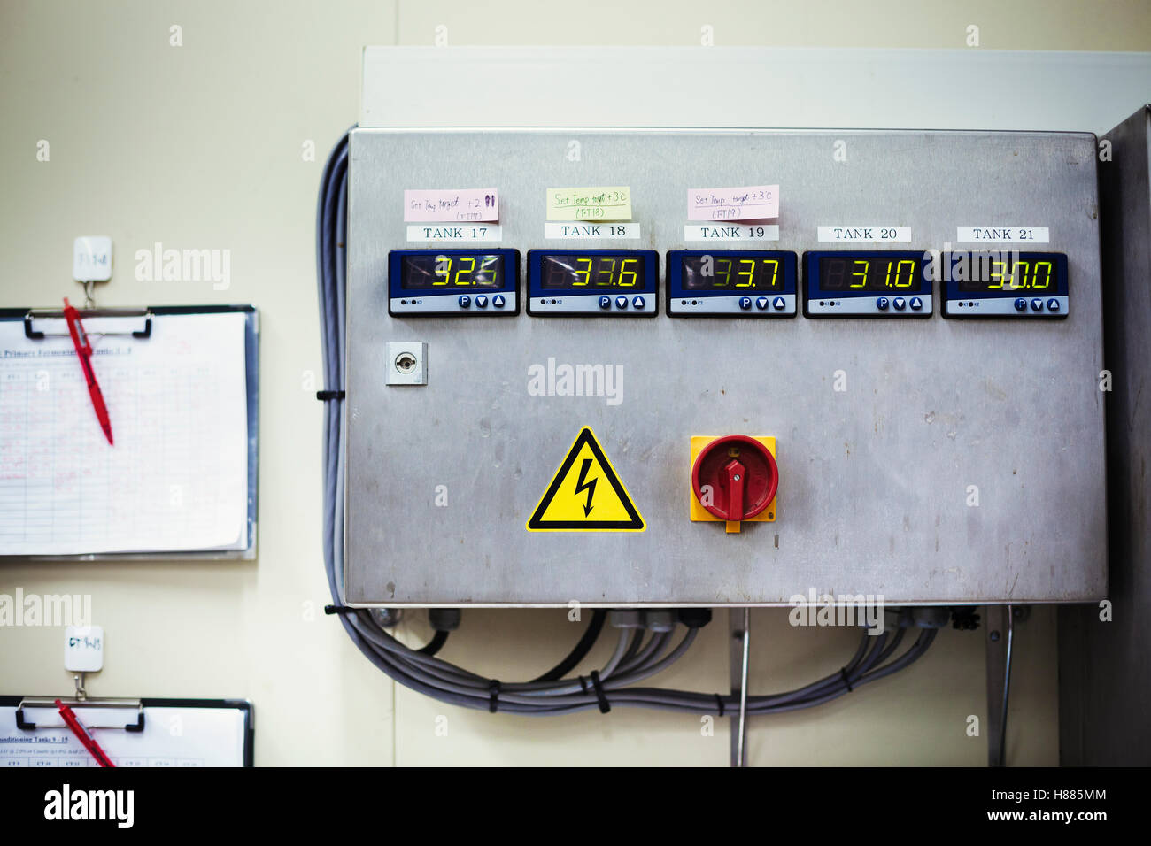 La boîte à fusibles sur un mur dans une brasserie Photo Stock - Alamy