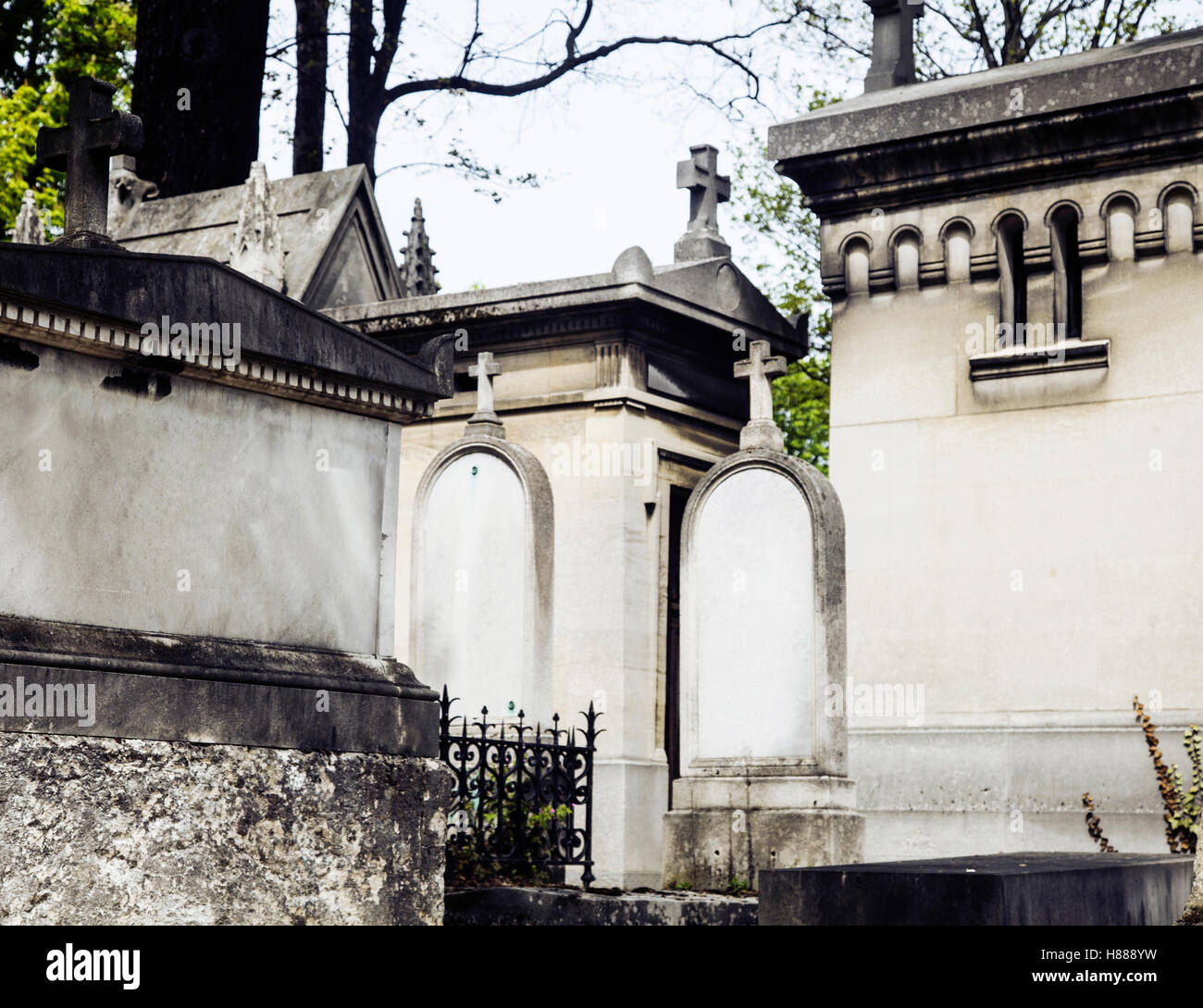 Les pierres tombales du cimetière de style gothique, à la tombée de la traverse Photo Stock - Alamy