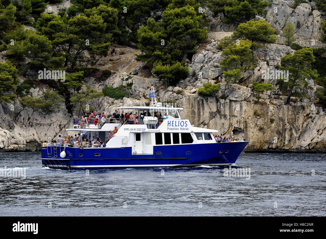 Les touristes en bateau dans les calanques de Marseille pour découvrir ...
