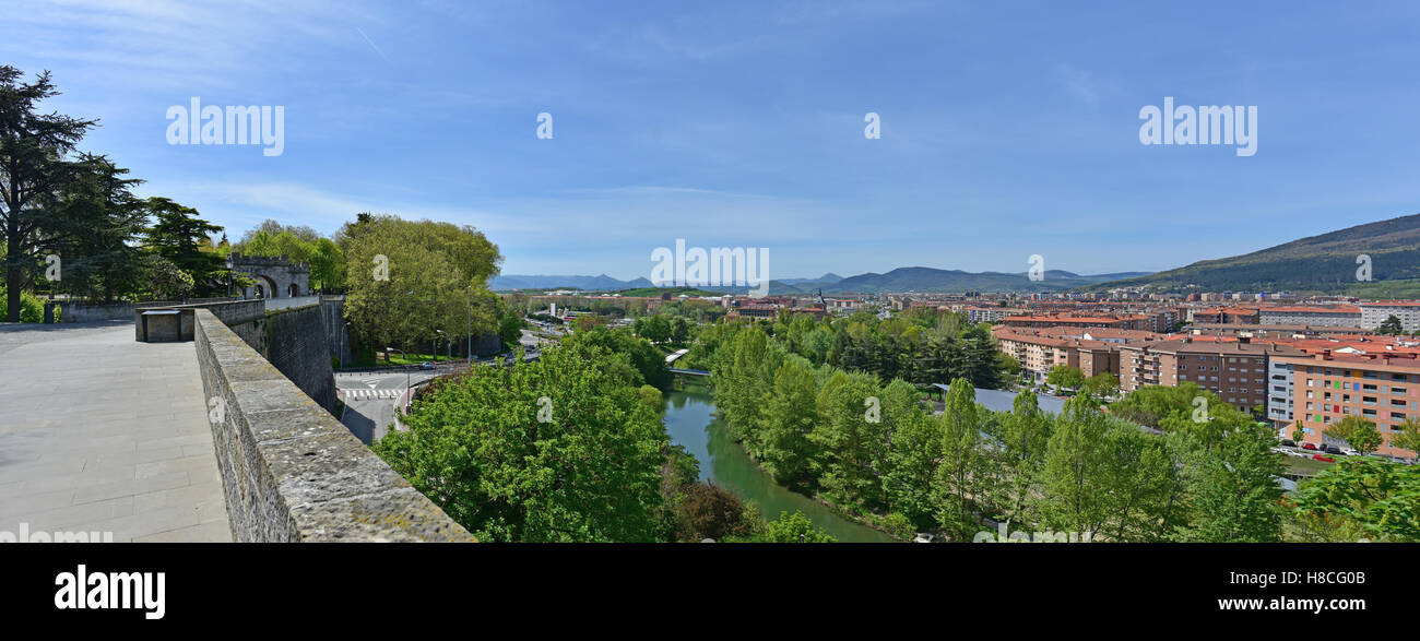 Les murs de la ville de Pampelune avec rivière Argo et le nord de ...