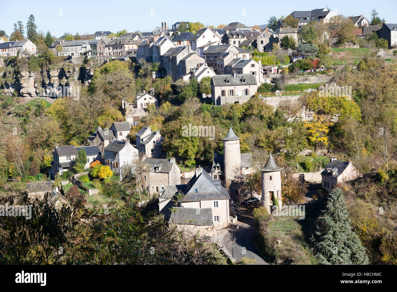 Le Trou de Bozouls en automne et le bas du village avec ses deux tours ...