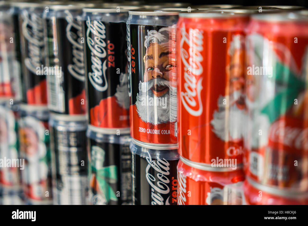 Six-pack de mini-canettes de Coca-Cola avec jolly old saint Nicolas ...