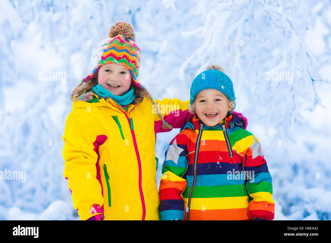 Les enfants jouent dans la forêt enneigée. Tout-petits enfants à l ...