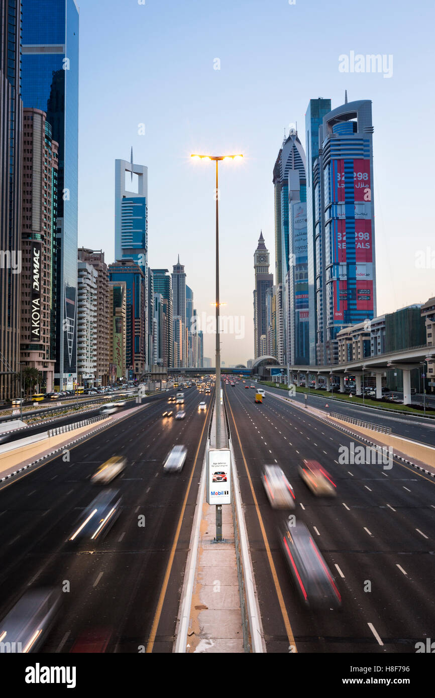 Le trafic sur la route Sheikh Zayed, Skyline, centre-ville, à Dubaï ...