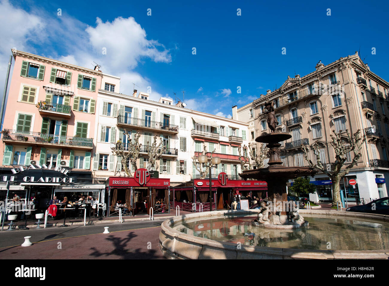 Frankreich, Cote d Azur, Cannes, Place de Gaulle am Brunnen Photo Stock ...