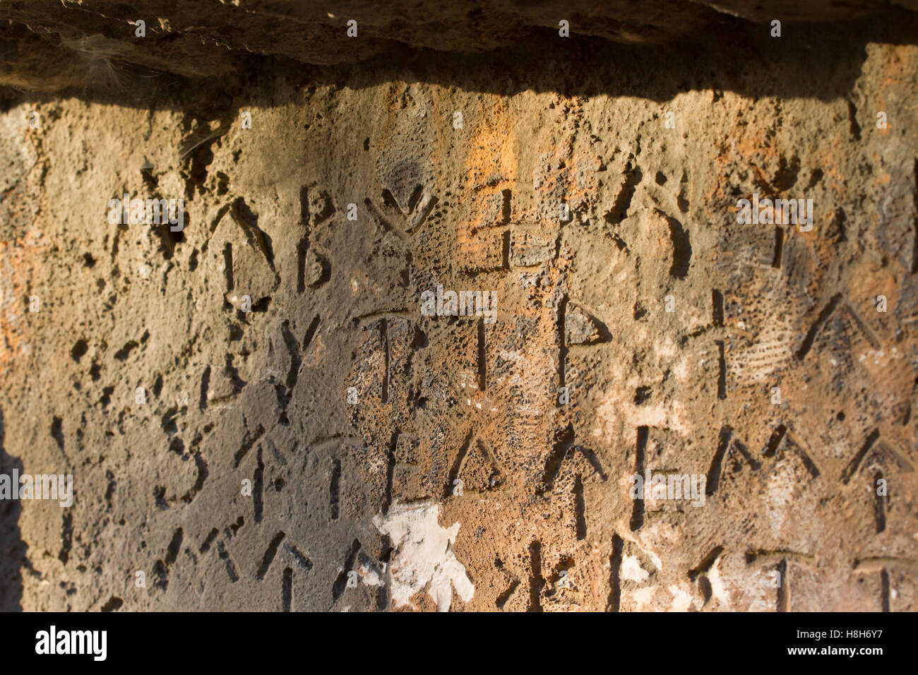 Inscription sur tombe ancienne dans la langue grecque. Caractères ...
