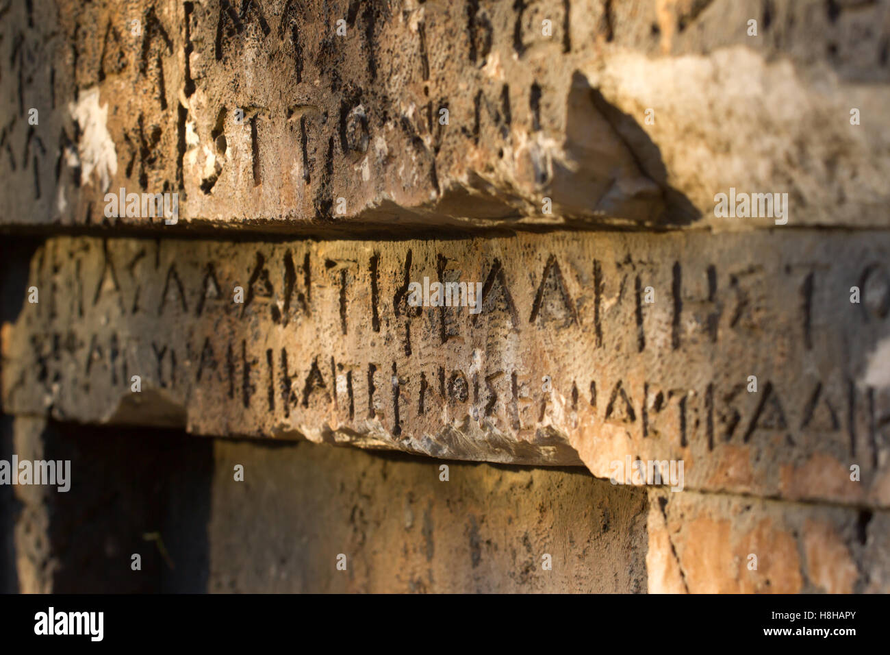 Inscription sur tombe ancienne dans la langue grecque. Caractères ...