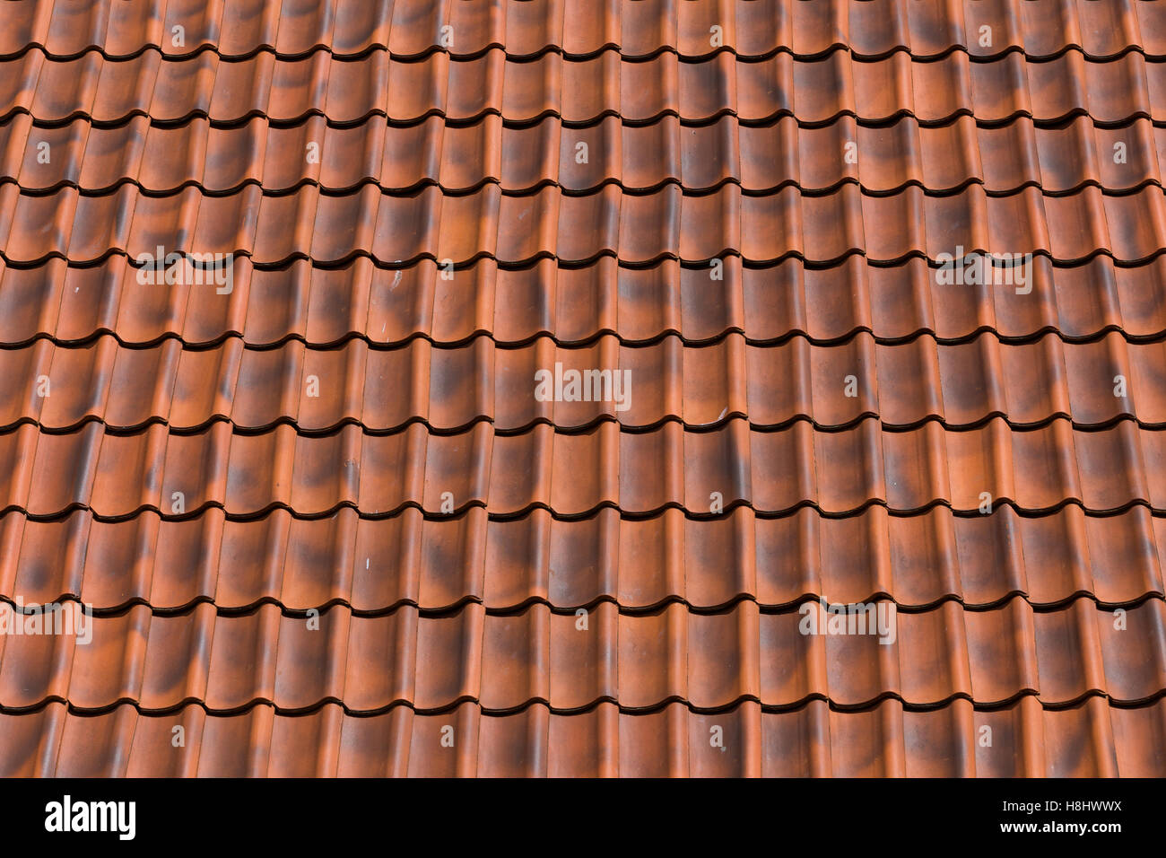 Toit de tuiles rouges texture de fond d'une maison Photo Stock - Alamy