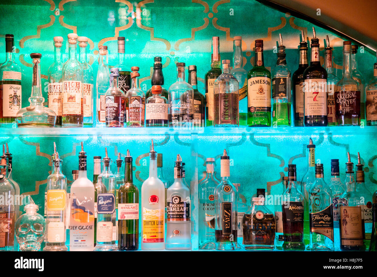 Mur d'un bar de bouteilles d'alcool Banque D'Images, Photo Stock ...