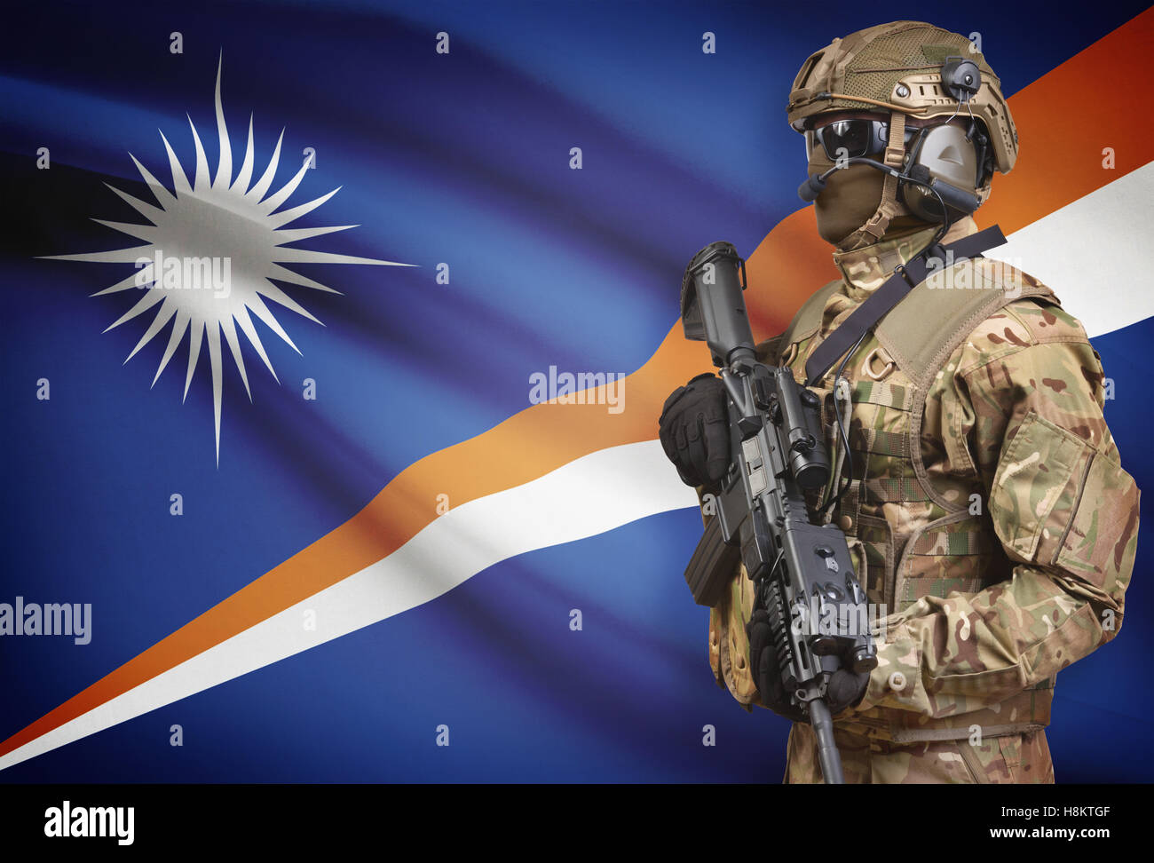 Soldat dans helmet holding machine gun avec drapeau national sur l ...