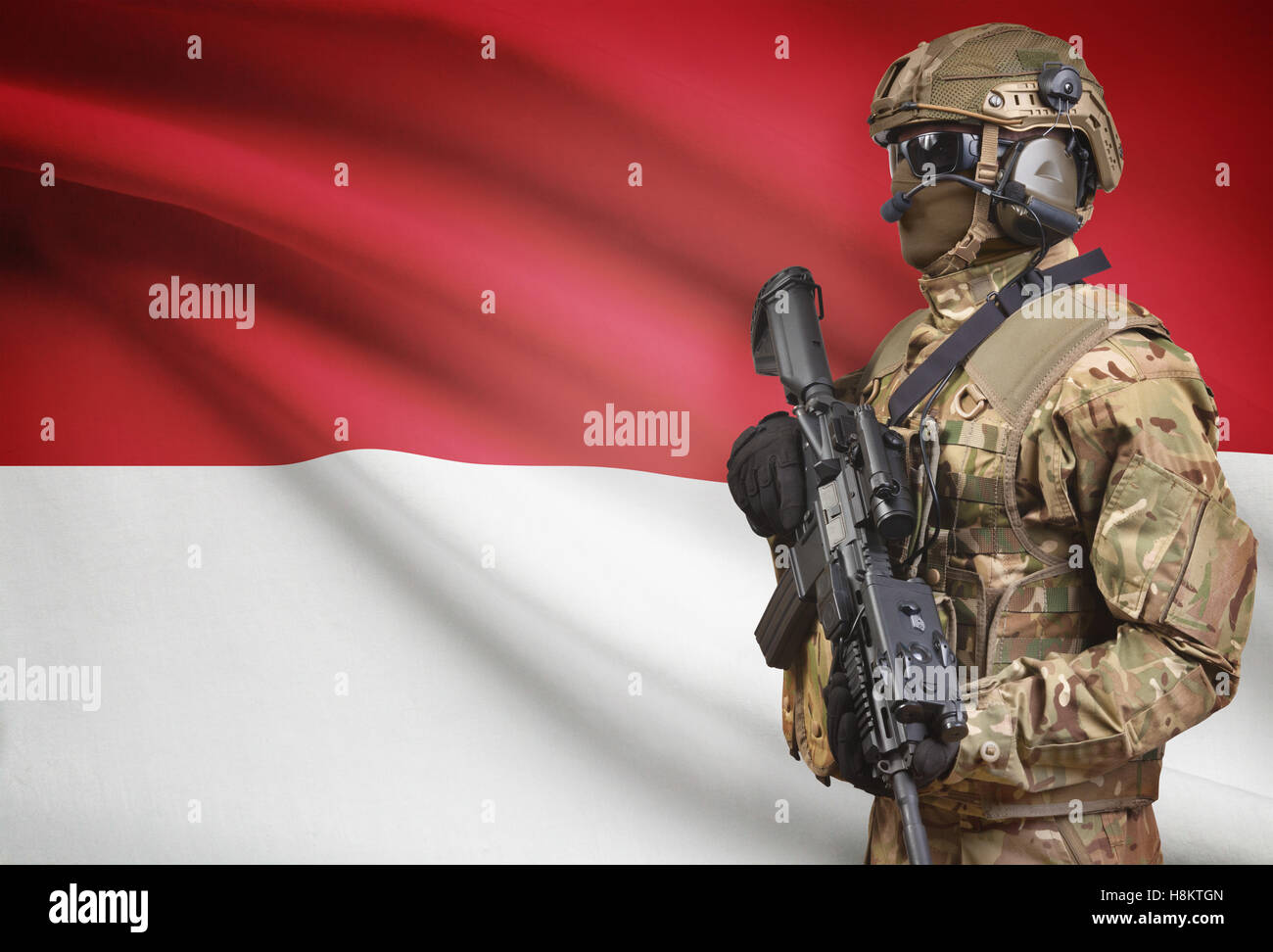 Soldat dans helmet holding machine gun avec drapeau national sur l ...