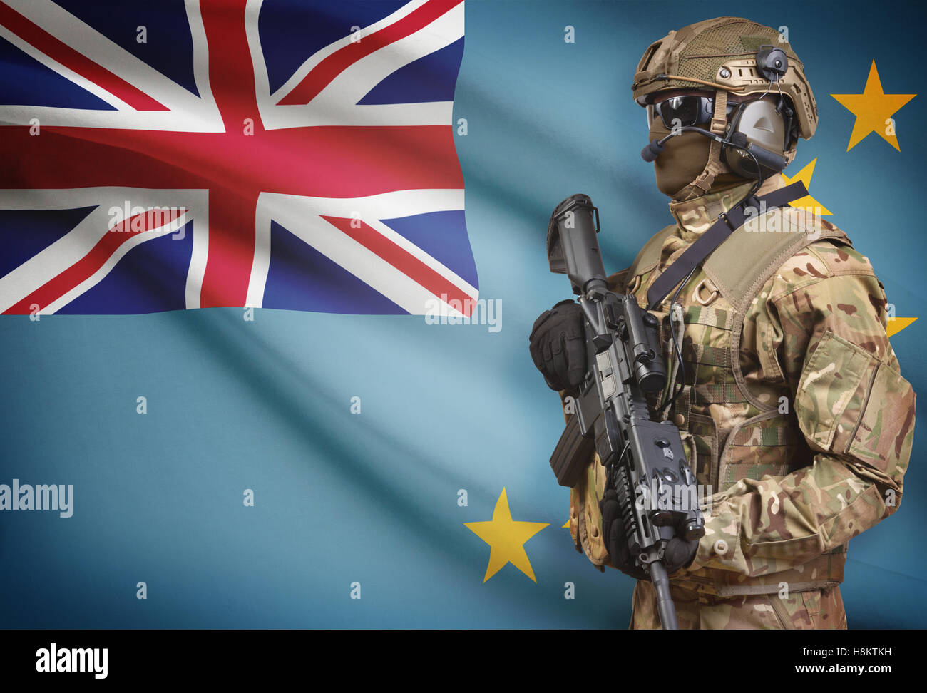 Soldat dans helmet holding machine gun avec drapeau national sur l ...