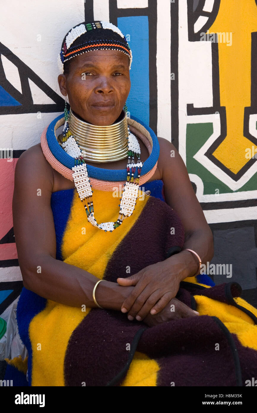 Woman of ndebele tribe Banque de photographies et d’images à haute résolution - Alamy