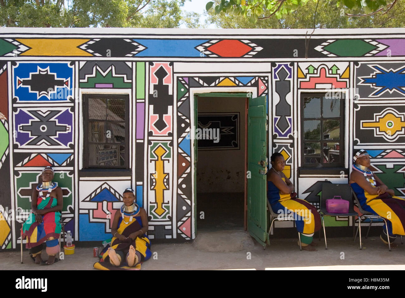 Woman of ndebele tribe Banque de photographies et d’images à haute résolution - Alamy
