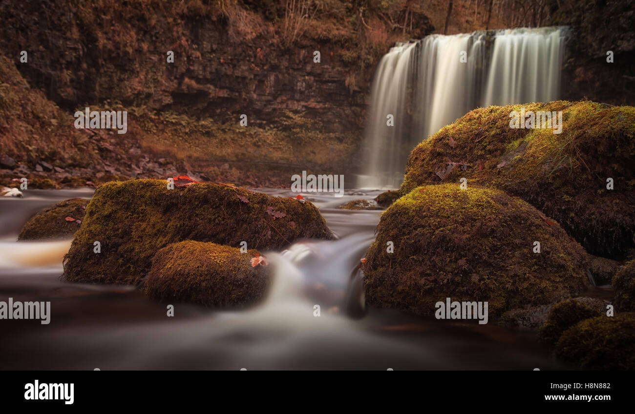 Roches couvertes de mousse et cascade Banque de photographies et d ...