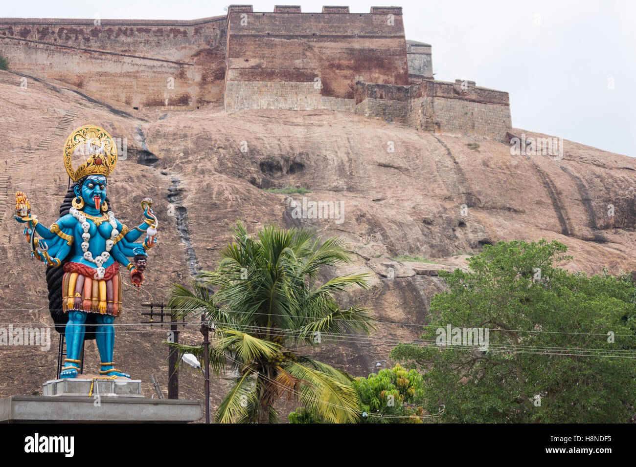 Grande statue de Kali bleu au pied du rocher du Fort de Dindigul Photo ...
