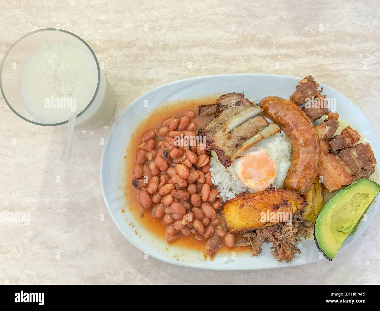 Bandeja Paisa - un célèbre plat colombien et corossol verre Photo Stock ...