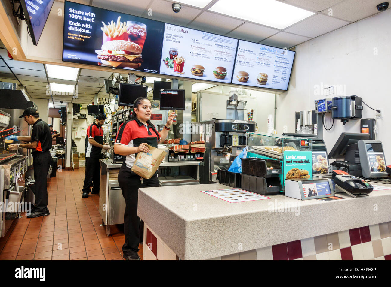 Mcdonalds cashier Banque de photographies et d’images à haute résolution - Alamy