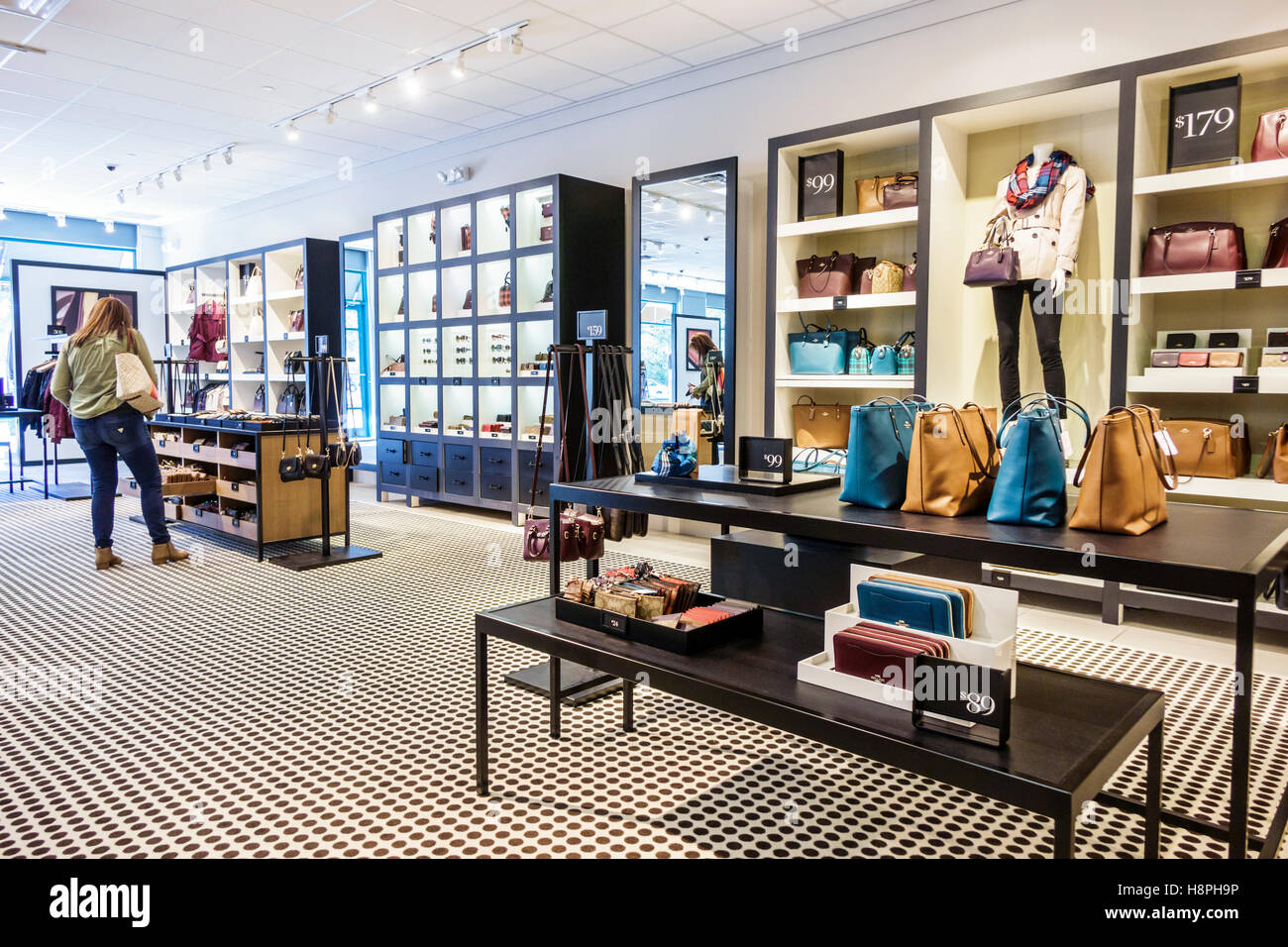Coach store Banque de photographies et d’images à haute résolution - Alamy