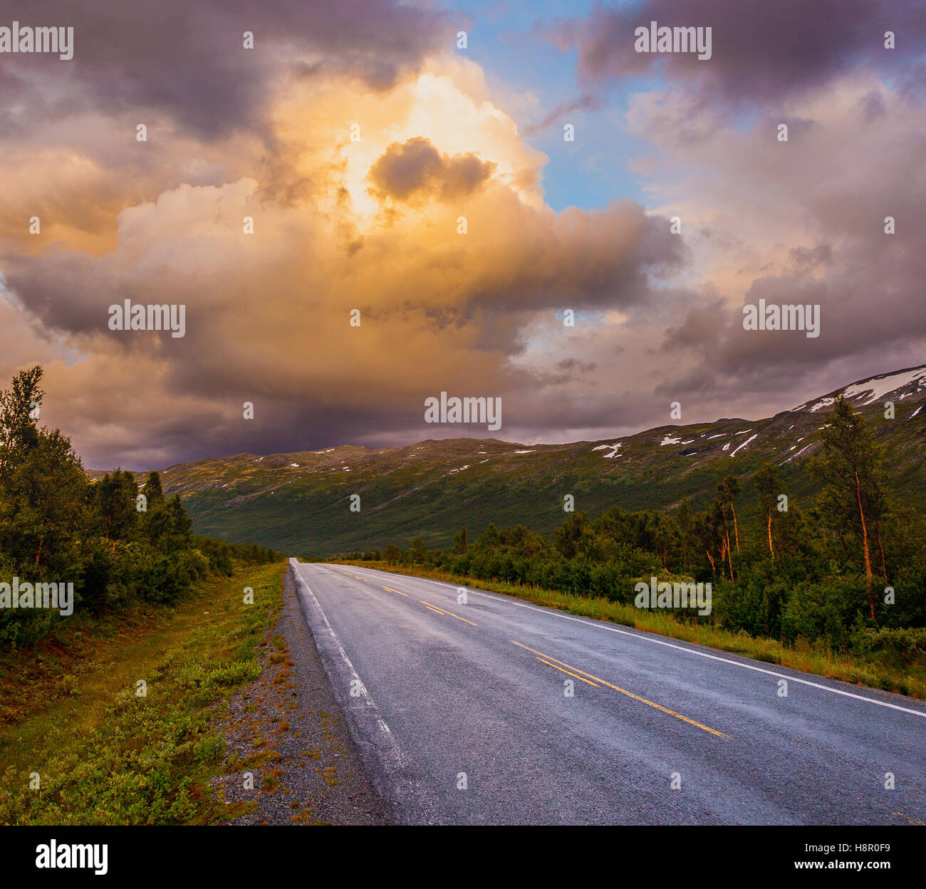 Chemin de conduite sur l'autoroute droite, itinéraire jusqu'à la ...