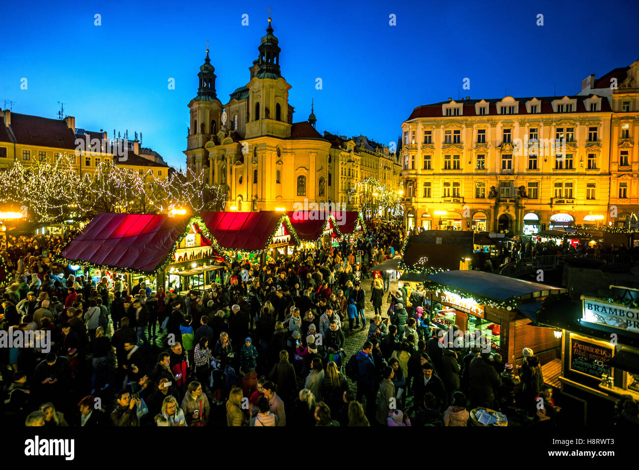 Marché de Noël de Prague place de la vieille ville, composé Nicholas ...