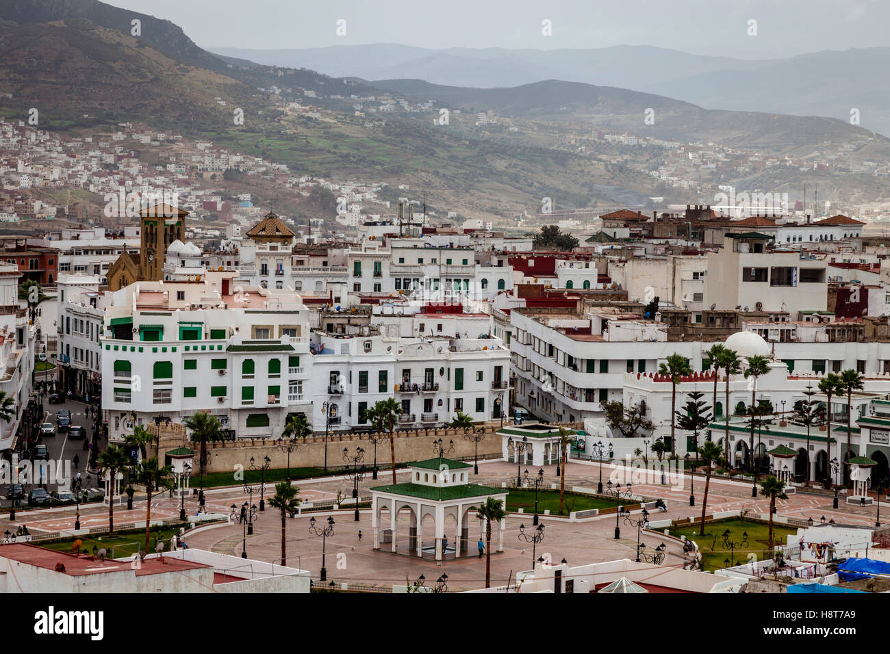 Une vue de la ville de Tétouan en regardant vers les montagnes du Rif ...