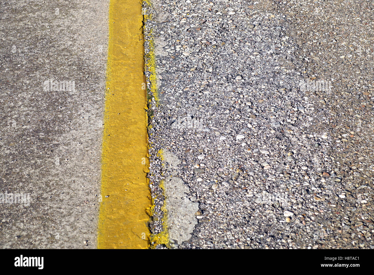 Asphalt road texture yellow stripe Banque de photographies et d’images ...
