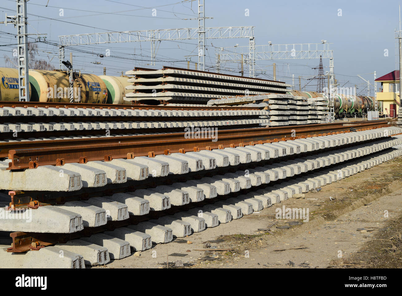 De nouveaux rails et traverses. Les rails et traverses sont empilés les ...