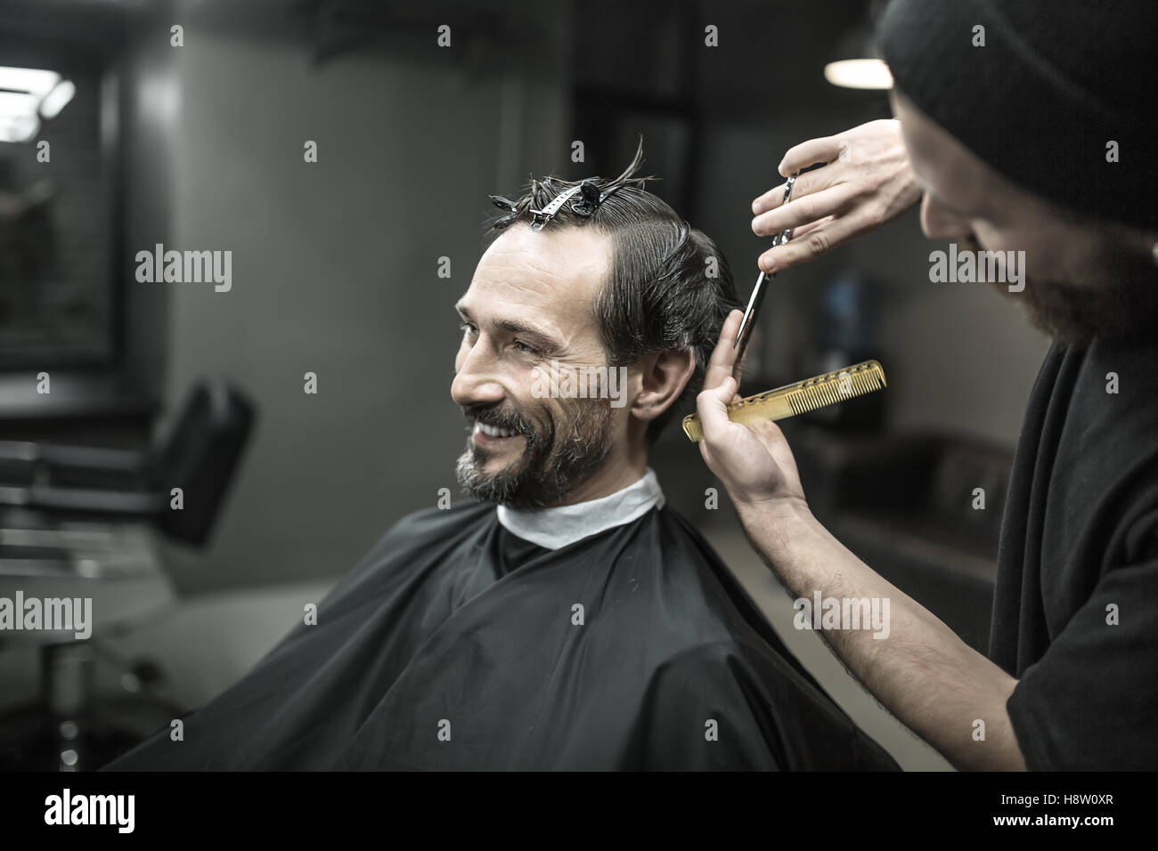 La coupe de cheveux dans un salon de barbier Photo Stock - Alamy