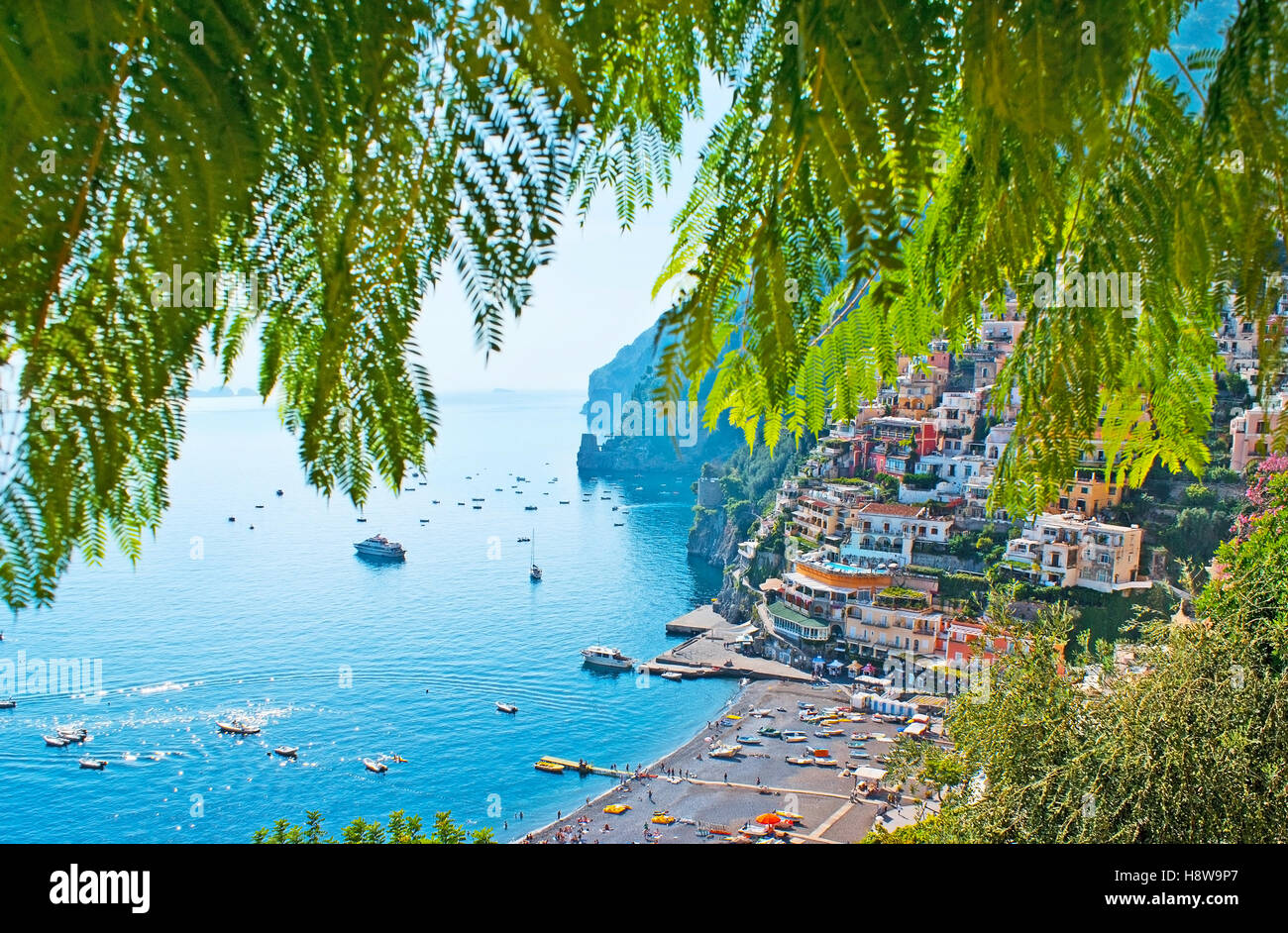 Les villas et chalets du vieux Positano, côte rocheuse avec ses tours ...