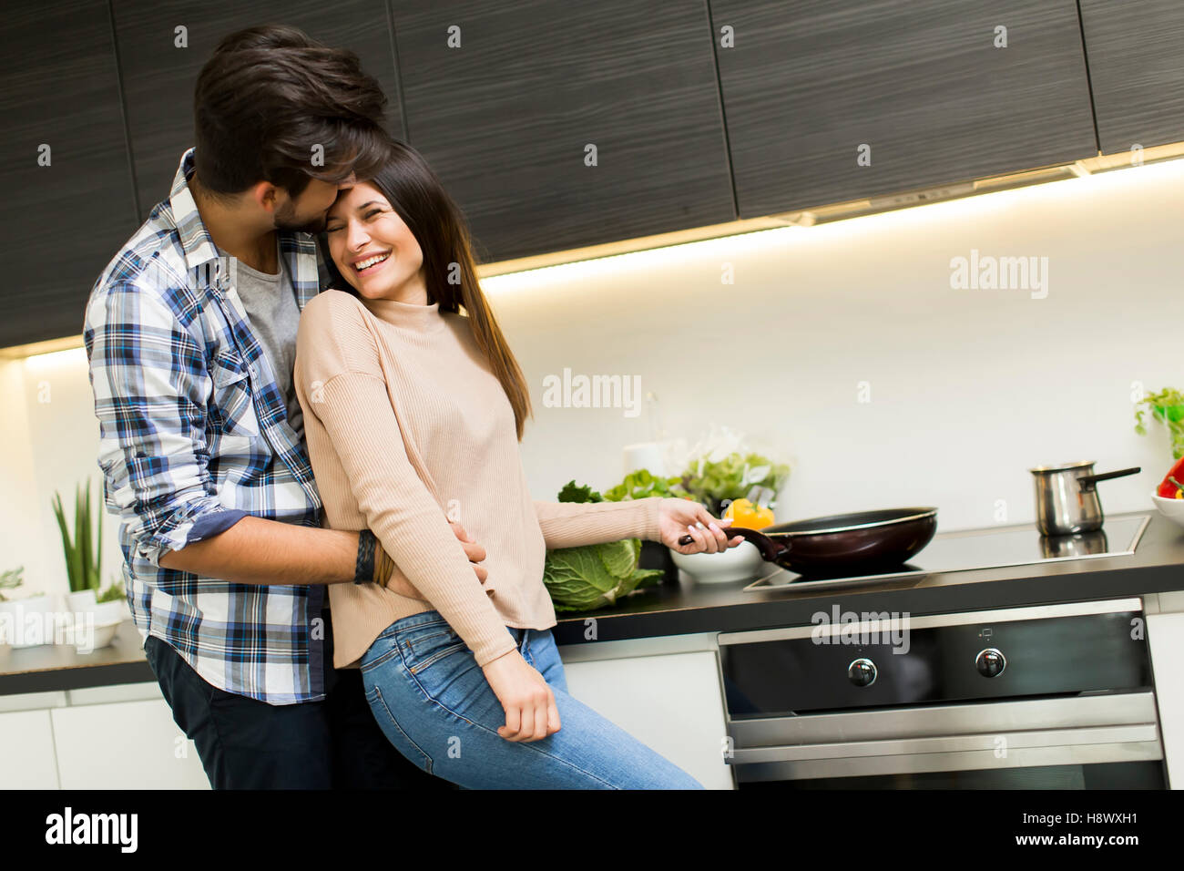 Jeune couple amoureux dans la cuisine Banque de photographies et d ...
