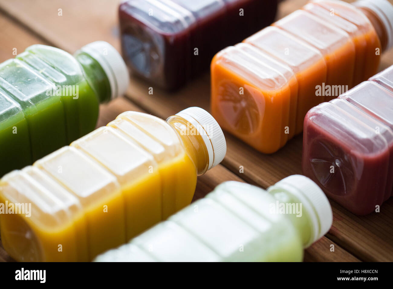 Bouteilles avec différents jus de fruits ou de légumes Photo Stock - Alamy