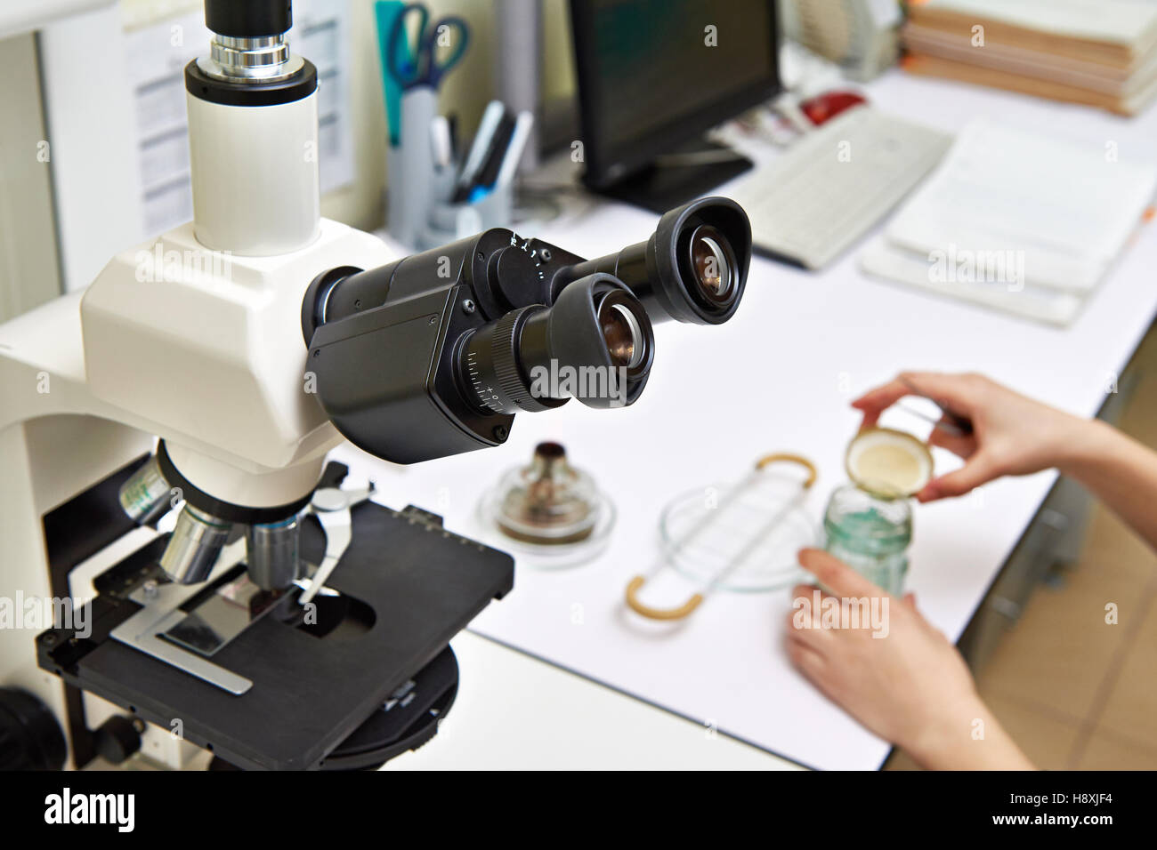 Microscope optique dans un laboratoire Banque de photographies et d ...