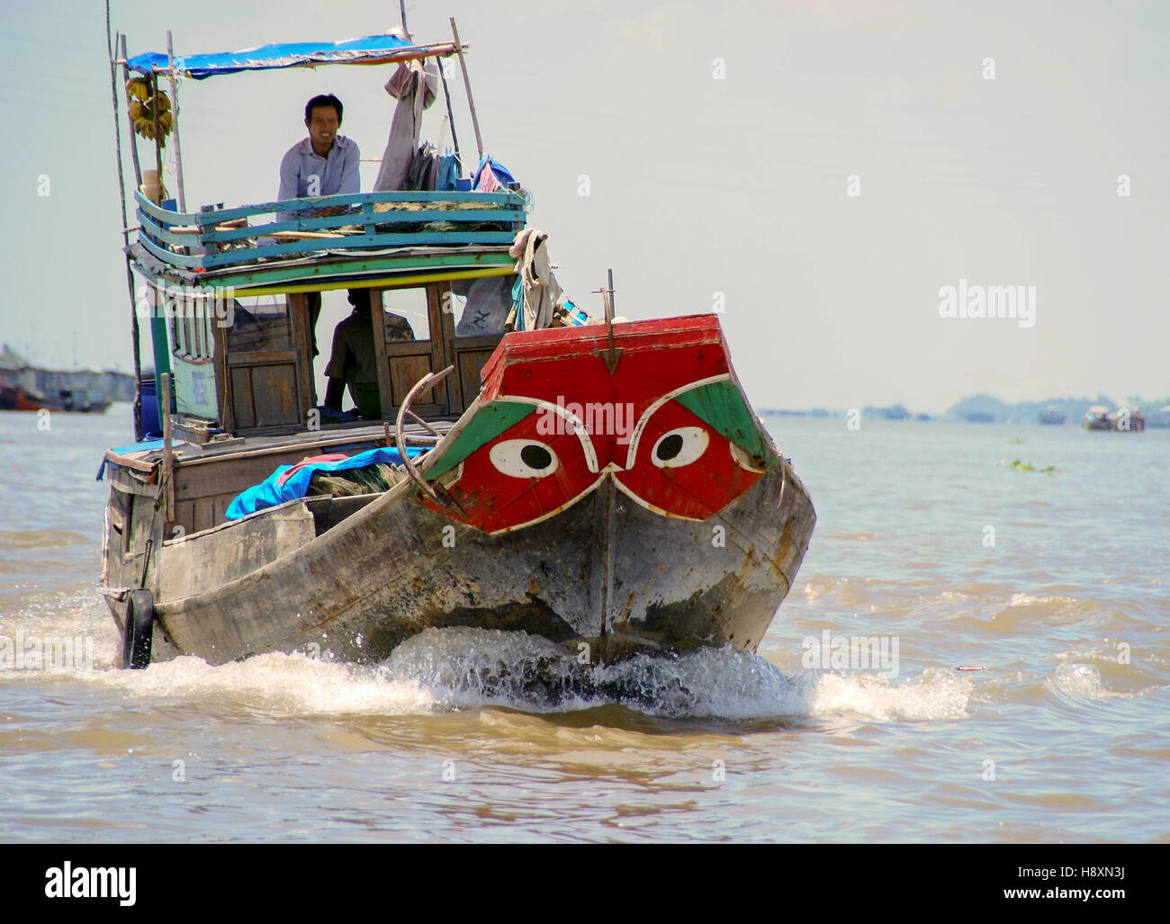 Vietnamese fishing boat Banque de photographies et d’images à haute ...