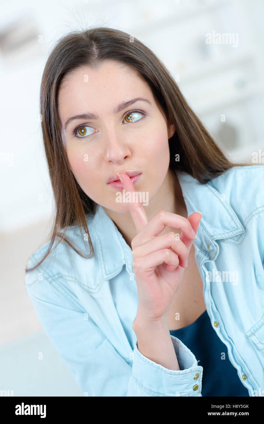 Belle jeune femme dans les tenues de demander le silence Photo Stock ...