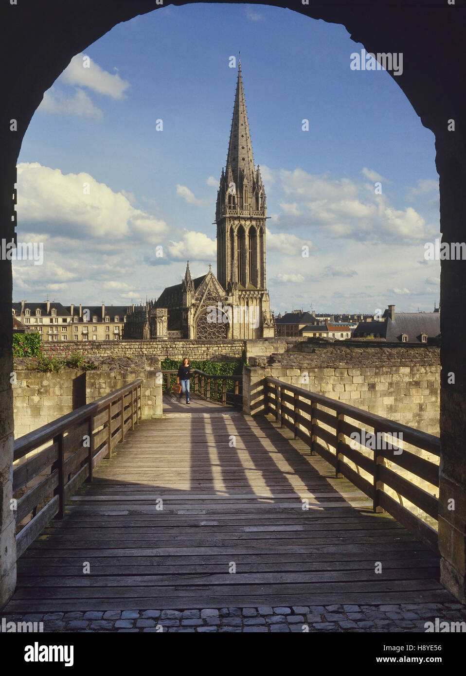 église saint pierre de caen Banque de photographies et d’images à haute ...