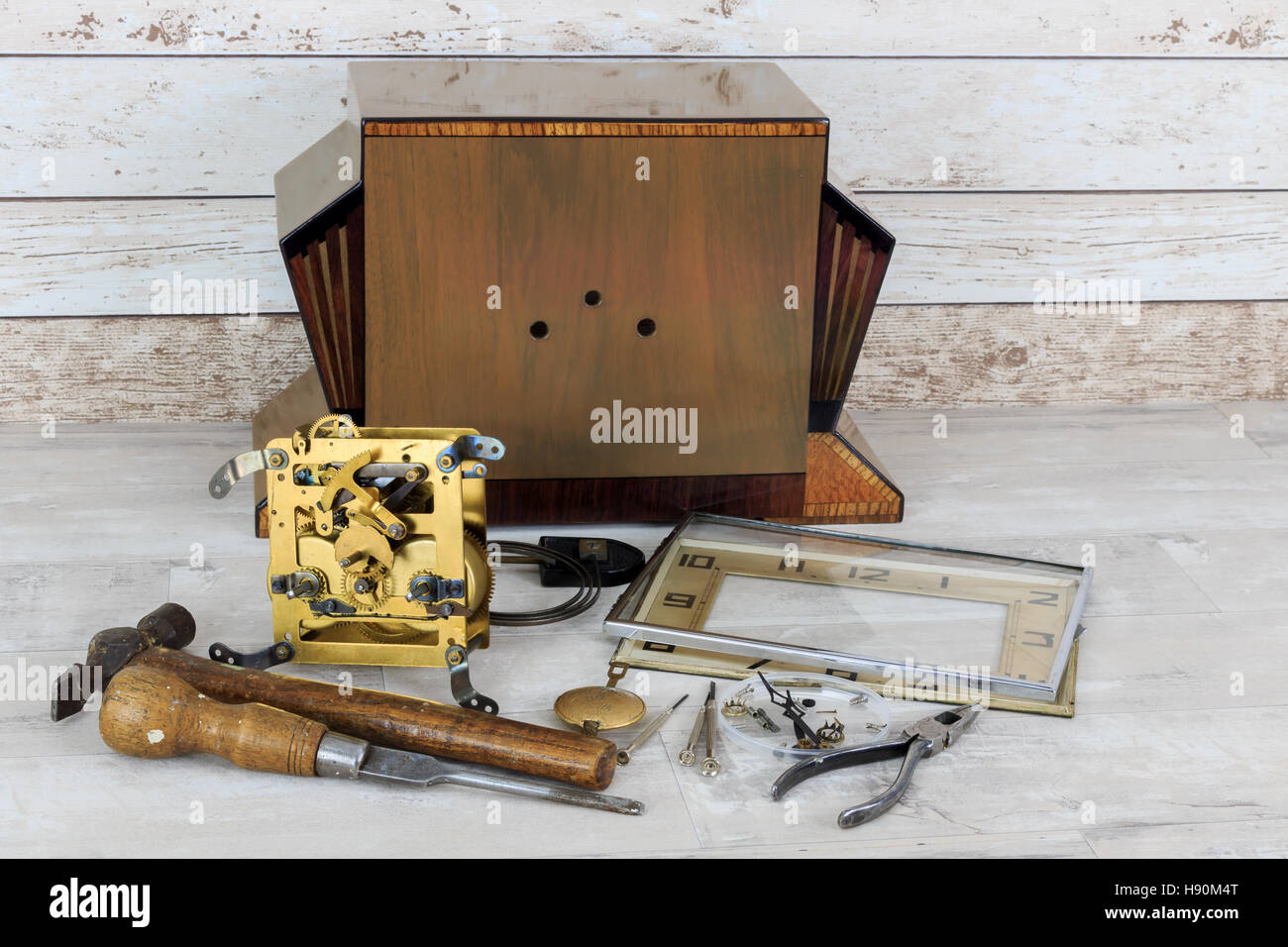 Vintage art deco pendule en bois en morceaux avec des outils avec de ...