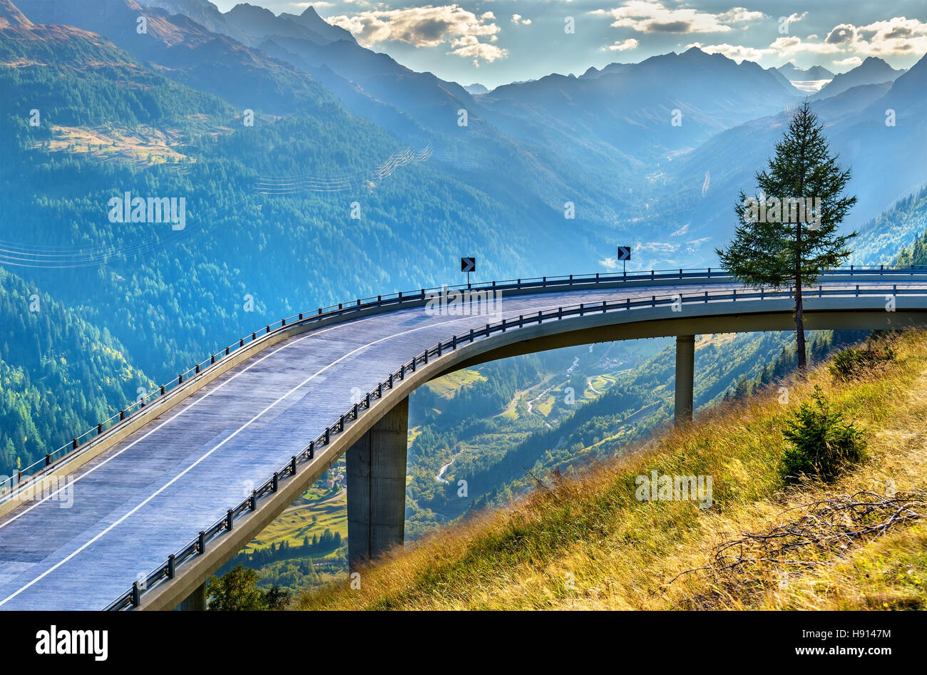 Route Serpentine au fleuve col du Gothard dans les Alpes Suisses Photo ...