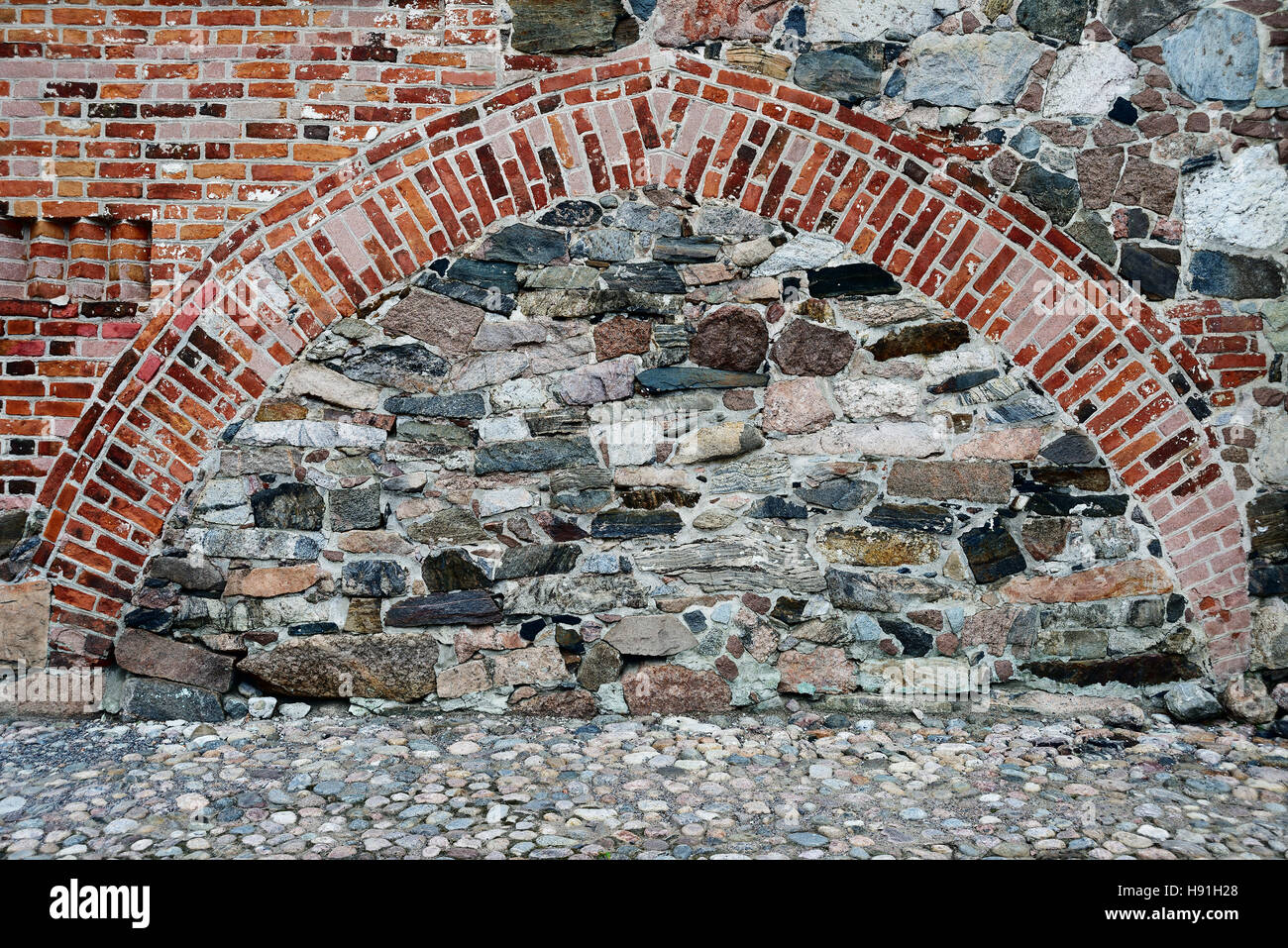 Mur médiéval en pierre et briques, pavés Photo Stock - Alamy